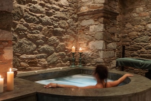 Banheira de hidromassagem, sauna a vapor, tratamentos corporais