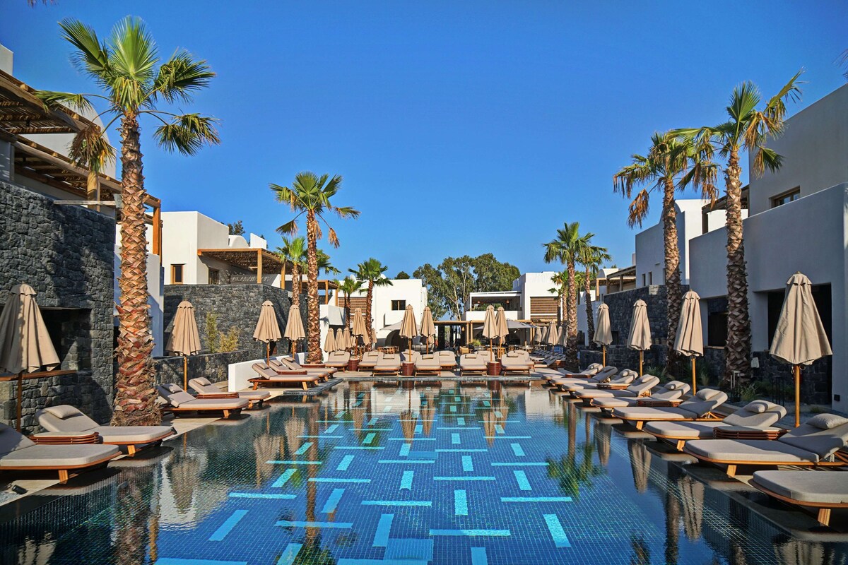 Radisson Blu Zaffron Resort, Santorini Reviews, Deals & Photos 2024 ...