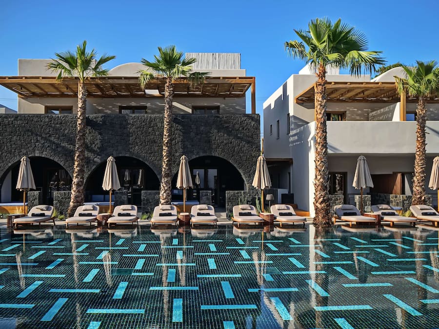 Piscina exterior sazonal, da(s) 10:00 à(s) 19:00, guarda-sóis