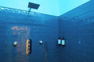 Suite Júnior | Casa de banho | Uma combinação polibã/banheira, um secador de cabelo, um bidé, sabão 