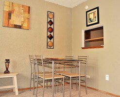 Apartamento, 2 quartos | Área de estar