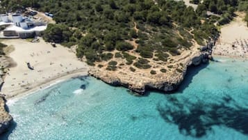 Perto da praia, espreguiçadeiras, guarda-sóis de praia