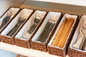 Um conjunto de utensílios de cozinha bem organizados em cestas de vime.