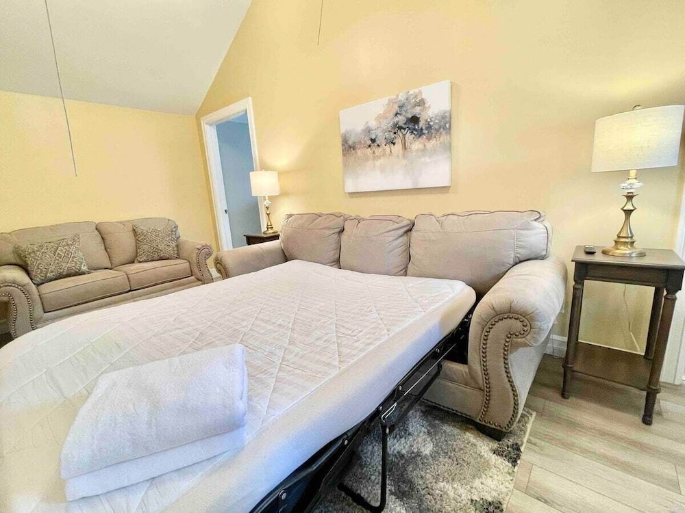 4 Bedrooms & 3 Bathrooms | Entire Home For Families - Lake Erie, PA