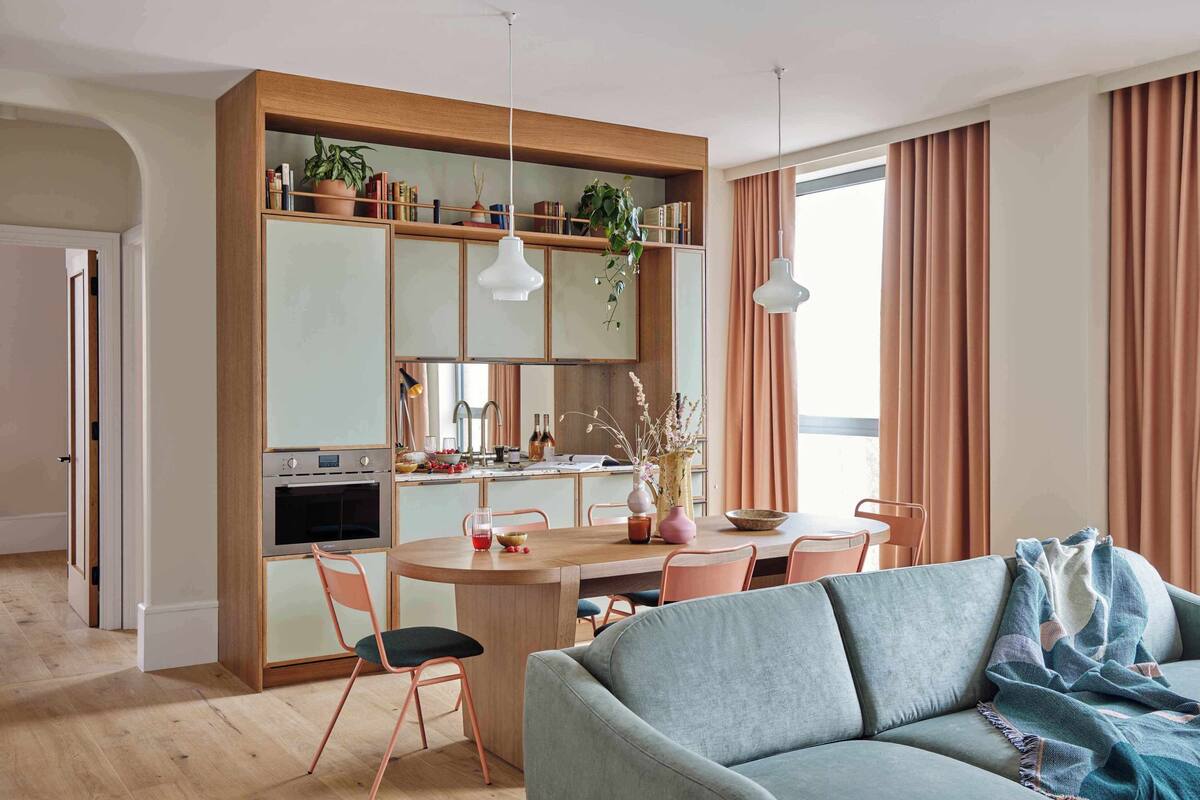 Two Bedroom Family Suite | Cofres nos quartos, escrivaninha, espaço de trabalho para notebook