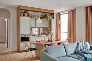 Two Bedroom Family Suite | Cofre no quarto, secretária