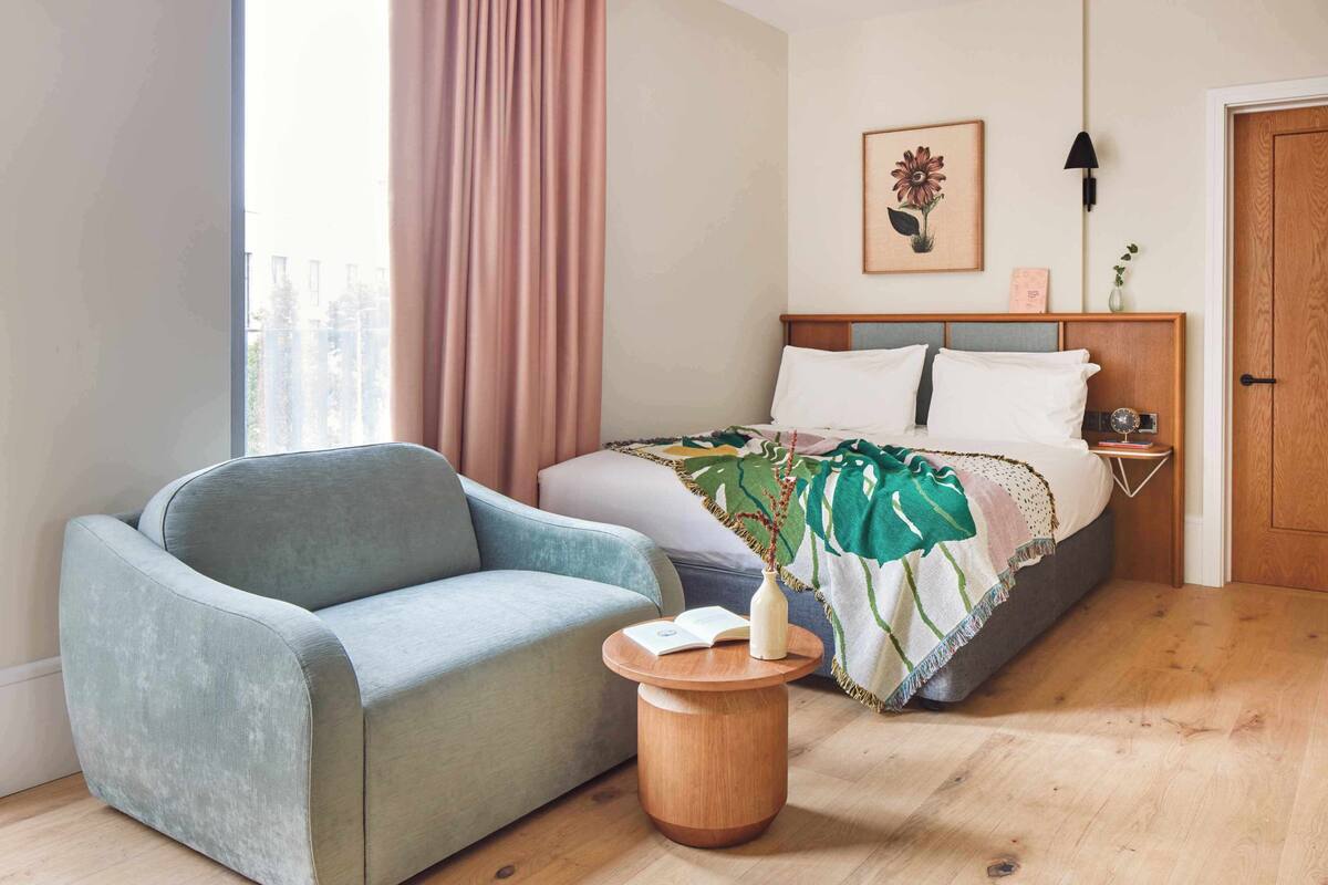 Apartamento clássico | Cofres nos quartos, escrivaninha, espaço de trabalho para notebook