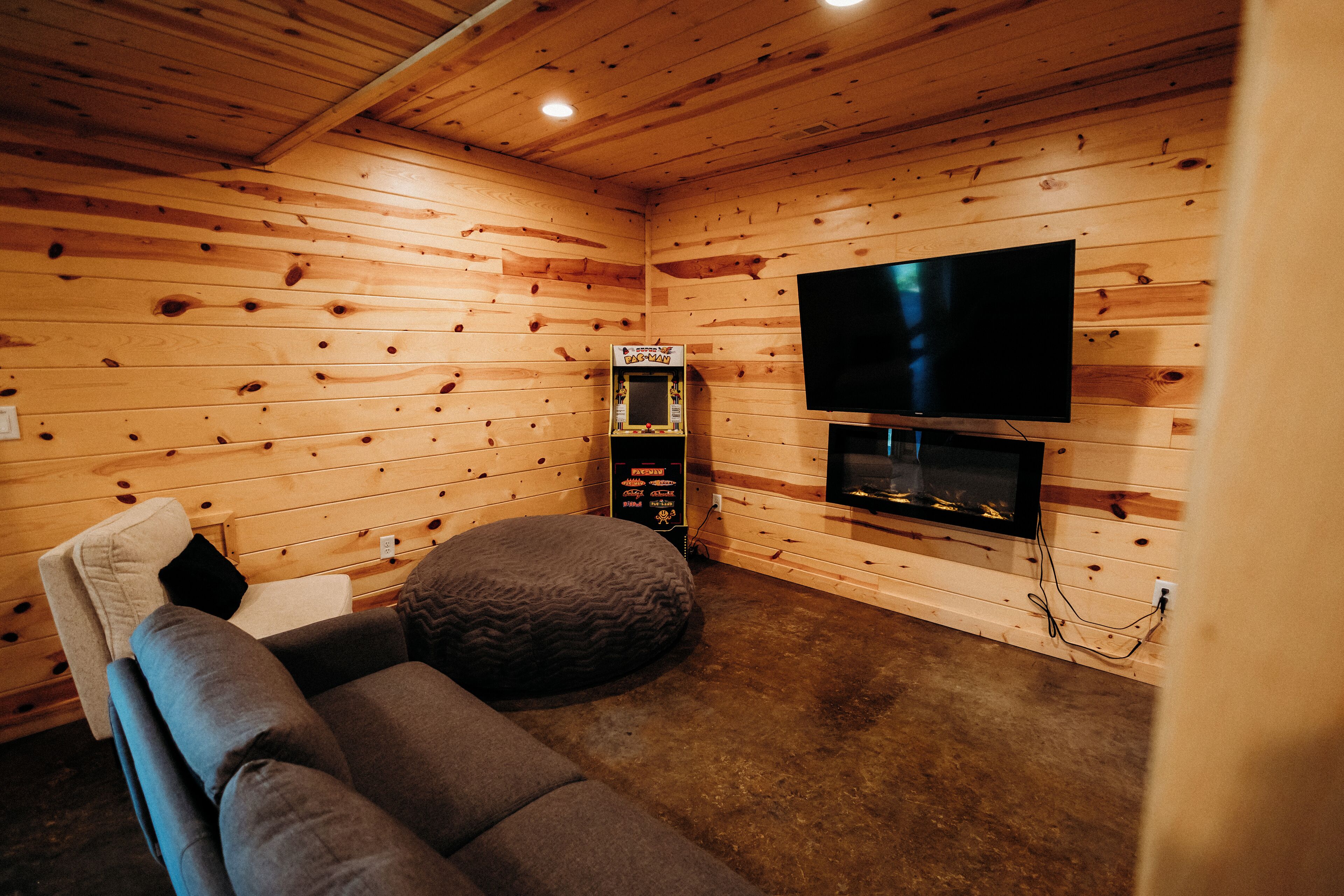 Cozy Cabin For Up To 6 Guests - Hocking Hills - Firepit -Hot Tub - Wifi - Logan, OH