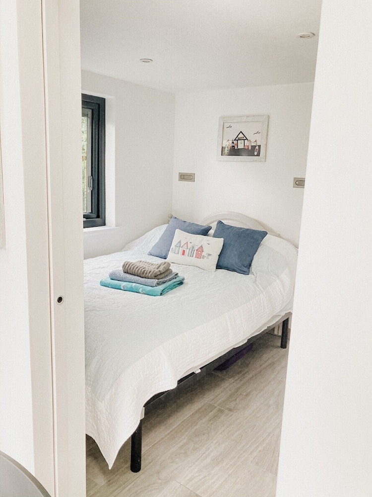 Peaceful Self-contained Brand-new Cabin On The Beautiful West Coast Of Guernsey - Guernsey