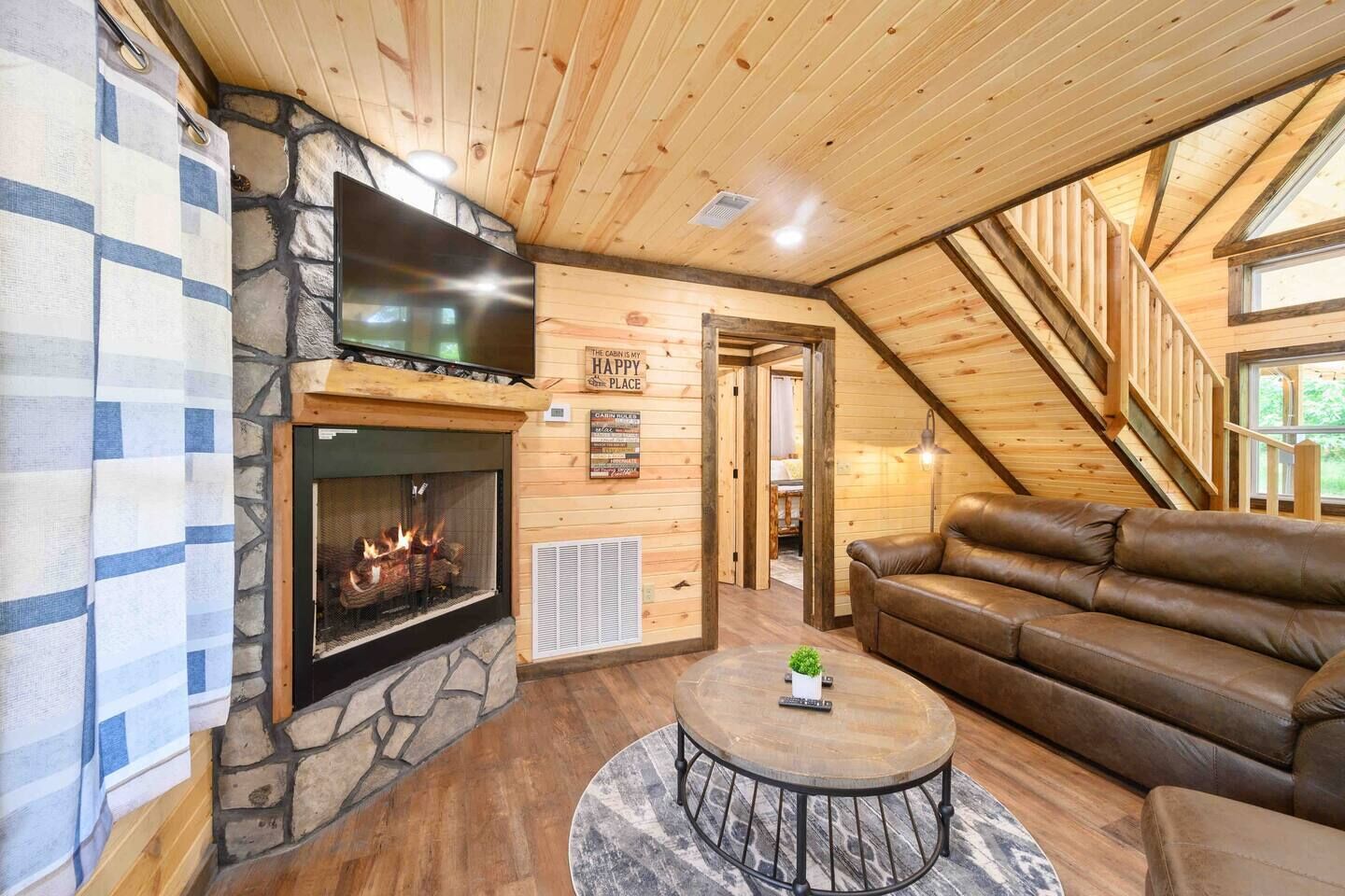 Spacious Cabin W/ Game Room, Hot Tub, Pet-friendly - Oklahoma