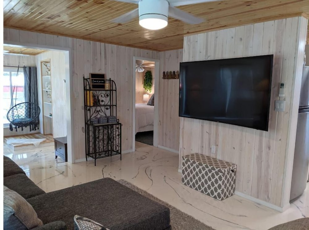Upscale Hidden Jewel 2 Miles To Nokomis Beach! - Venice, FL