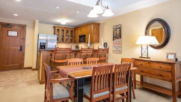 Condo, 1 quarto | Cozinha privada | Geladeira, fogão, lava-louças, cafeteira/chaleira