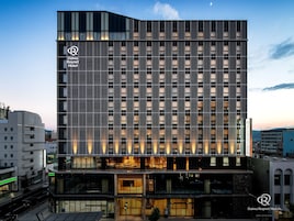 Um Hotel Daiwa Roynet com fachada moderna, vários andares e janelas iluminadas.