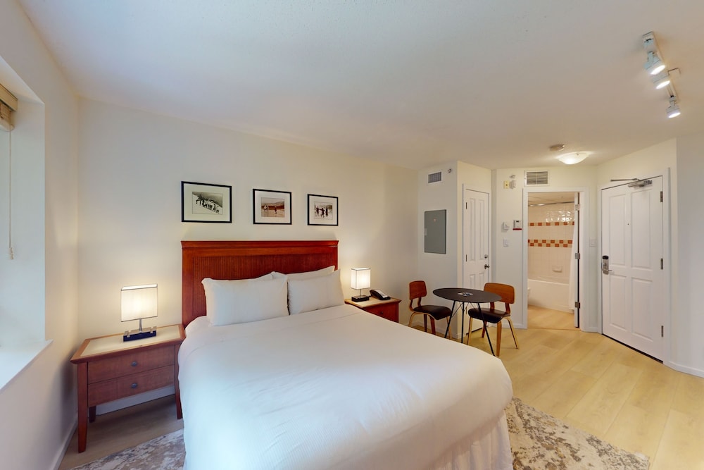 Lovely Mountain Condo With Pool, Hot Tub & Easy Access To Slopes - British Columbia
