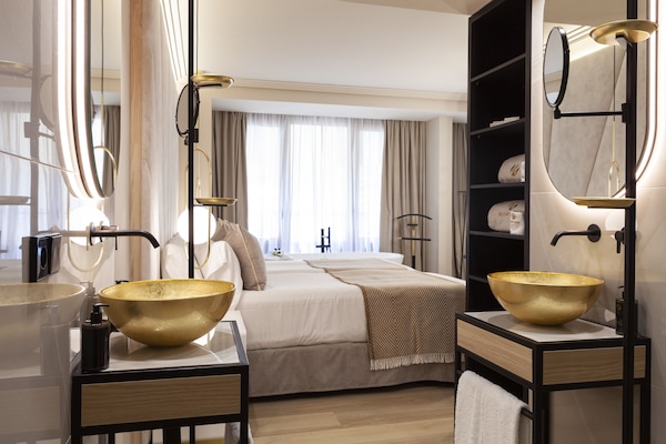 Roupas de cama premium, frigobar, cofres nos quartos, cortinas blackout
