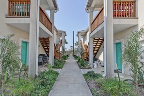 Condo, 2 quartos | Fachada