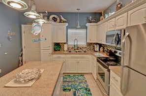 Condo, 2 quartos | Cozinha privada | Geladeira, micro-ondas, fogão, cafeteira/chaleira