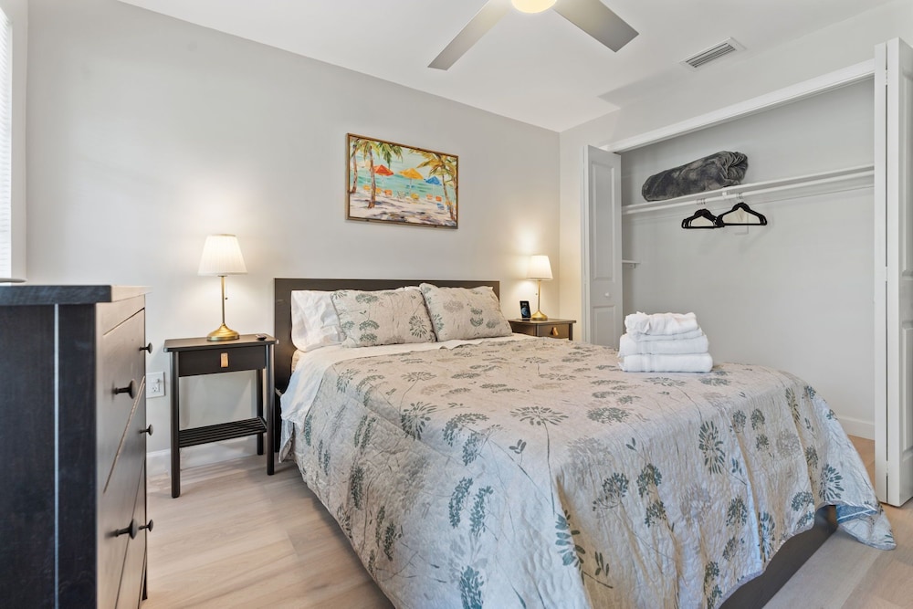 Boaters Bayshore Bungalow On A Canal With Gulf Access - Naples