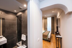 Quarto Superior, no edifício anexo (Via Agostino Depretis 70) | Minibar, cofre no quarto, secretária, Wi-fi grátis 