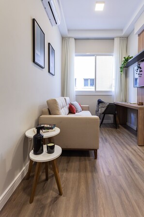 Suíte estúdio conforto | Área de estar | Smart TV 32 polegadas com canais digitais, TV, Netflix