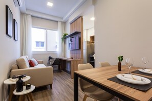 Suíte estúdio conforto | Área de estar | Smart TV 32 polegadas com canais digitais, TV, Netflix