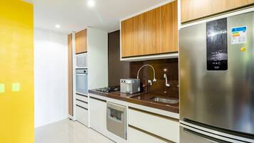Apartamento | Cozinha privada | Um frigorífico, um micro-ondas, um forno, uma placa de cozinha