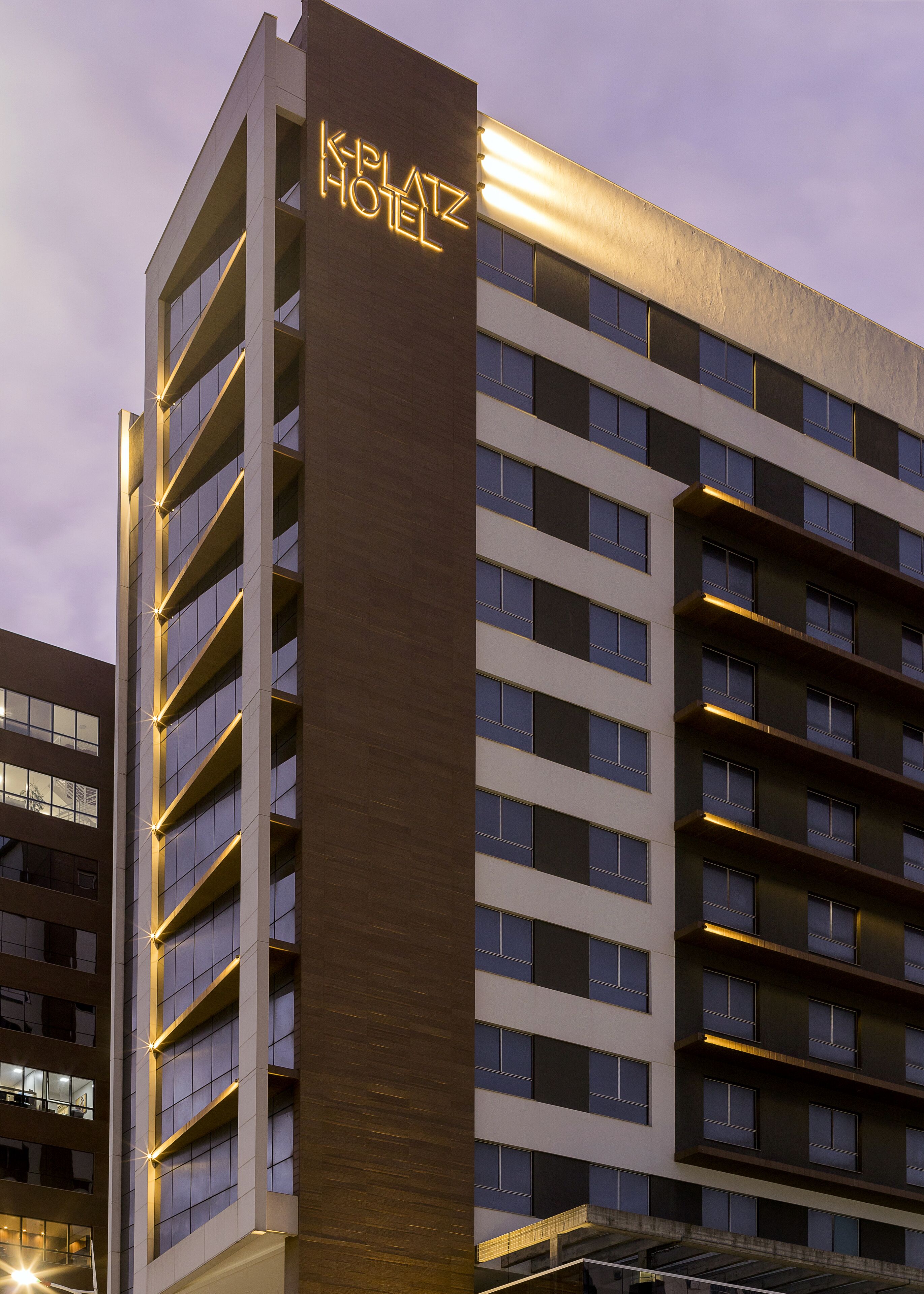 Um edifício de hotel moderno com uma placa chamativa que diz "SkyPlatz Hotel".