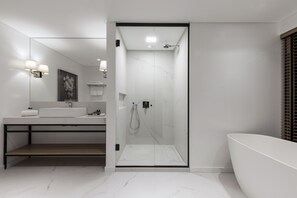 Suíte presidencial, 1 cama King, vista para o mar | Banheiro | Produtos de toalete grátis, secador de cabelo, toalhas de banho
