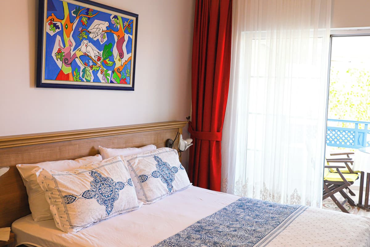 Quarto conforto | Frigobar, roupa de cama