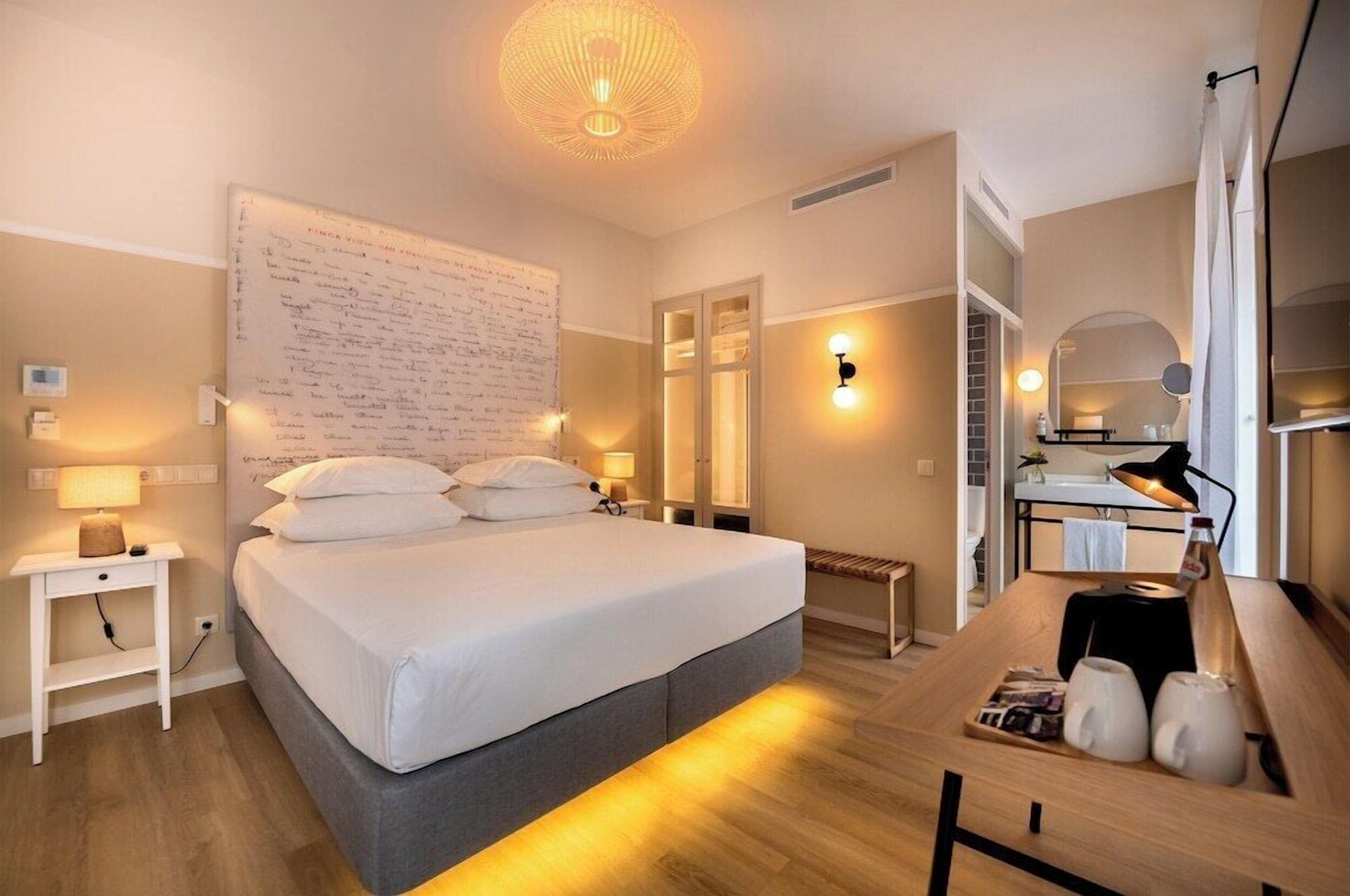 Roupa de alta qualidade, camas de colchão viscoelástico, minibar 