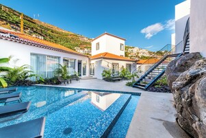Piscina exterior, espreguiçadeiras 
