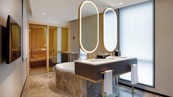 Presidential Suite | Casa de banho | Uma combinação polibã/banheira, artigos de higiene pessoal grátis