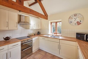 Casa | Cozinha privada | Um frigorífico, um micro-ondas, um forno, uma placa de cozinha