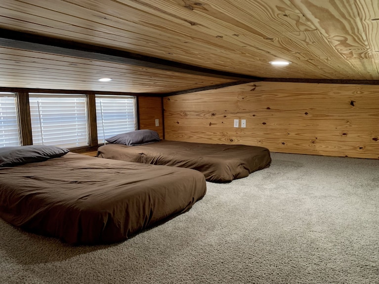 Tiny Home Only 1 Mile From Vogel State Park! The Gray Loft Reece Farm Village - Blairsville, GA