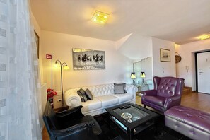 Apartamento Familiar, vários quartos, junto à montanha (Mastena Elegante) | Sala de estar | Televisor de ecrã plano de 21 polegadas com canais por cabo, televisor 