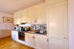 Apartamento Familiar, 2 quartos, micro-ondas, junto à montanha (Mastena Elegante) | Cozinha privada | Uma placa de cozinha, uma chaleira elétrica 