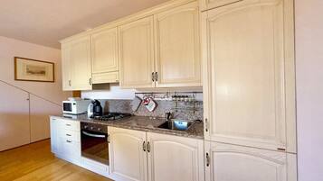 Apartamento Familiar, vários quartos, junto à montanha (Mastena Elegante) | Cozinha privada | Um micro-ondas, um forno, uma placa de cozinha