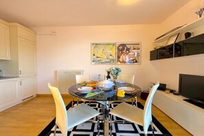 Apartamento Familiar, 2 quartos, micro-ondas, junto à montanha (Mastena Elegante) | Restaurantes