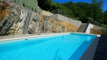 Apartamento Familiar, vários quartos, junto à montanha (Mastena Elegante) | Piscina | Piscina exterior sazonal