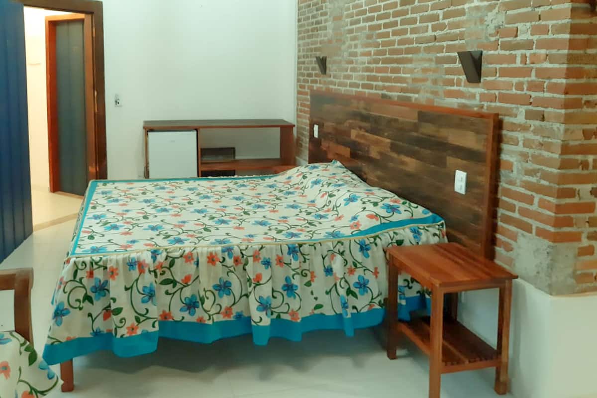 Quarto Triplo Deluxe | Minibar, secretária, Wi-fi grátis, roupa de cama fornecida