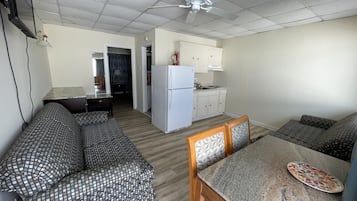 Apartamento Familiar | Sala de estar | Televisor de ecrã plano de 32 polegadas com canais por cabo, televisor