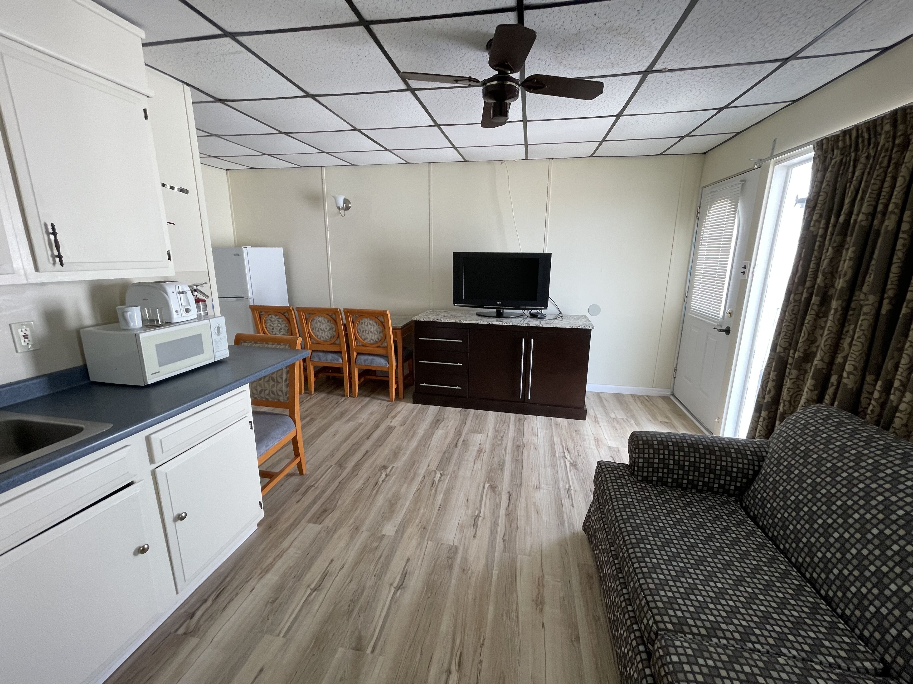 Apartamento família | Área de estar | TV de tela plana 32 polegadas com canais a cabo, TV