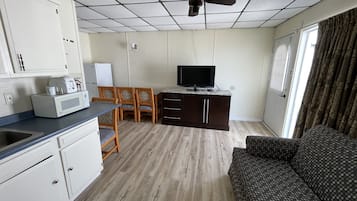 Apartamento família | Área de estar | TV de tela plana 32 polegadas com canais a cabo, TV