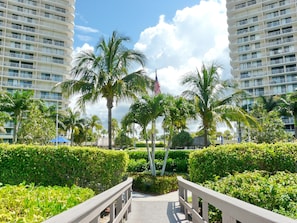 Apartamento em Condomínio Fechado (Beachfront condo with wrap around bal) | Terrenos do alojamento