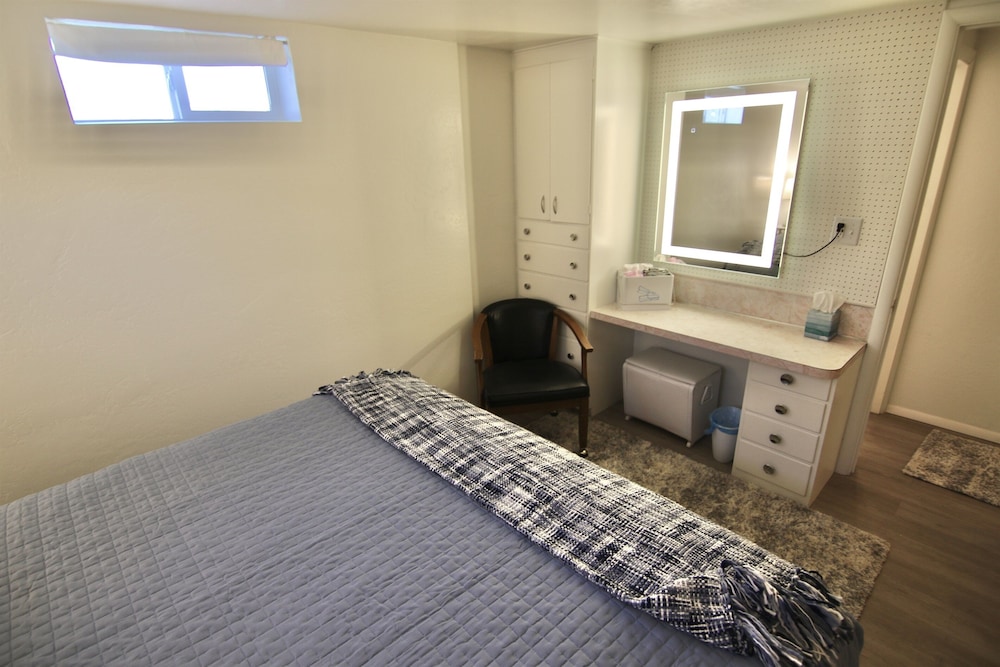 Just Off Main Bungalow Basement Apt. - 유타