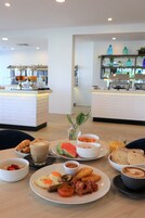 Pequeno-almoço tipo buffet diário mediante uma taxa