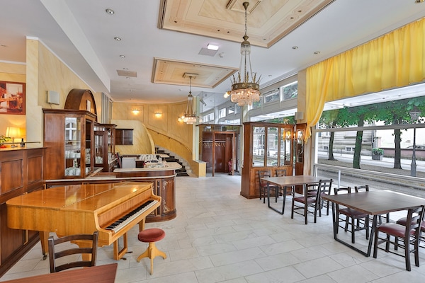 Pequeno-almoço tipo buffet diário (15 EUR por pessoa)