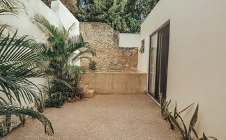 Suíte premium, 2 quartos, piscina particular | Roupas de cama premium, cofres nos quartos, cortinas blackout