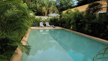 Piscina externa, funciona das 10h às 21h, espreguiçadeiras