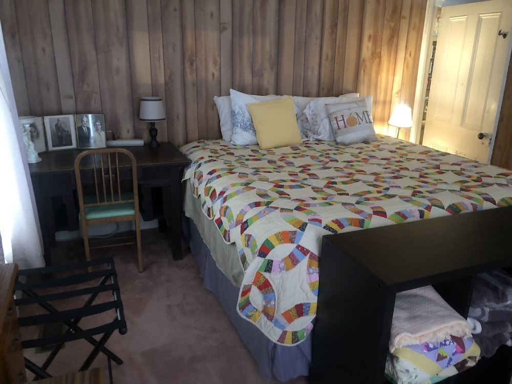 2 Story Farm House Just Off 795, Sleeps 10+ - Goldsboro, NC